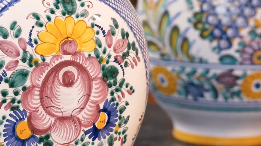 Každý kousek je originál: Tradiční malovaná keramika | Stream